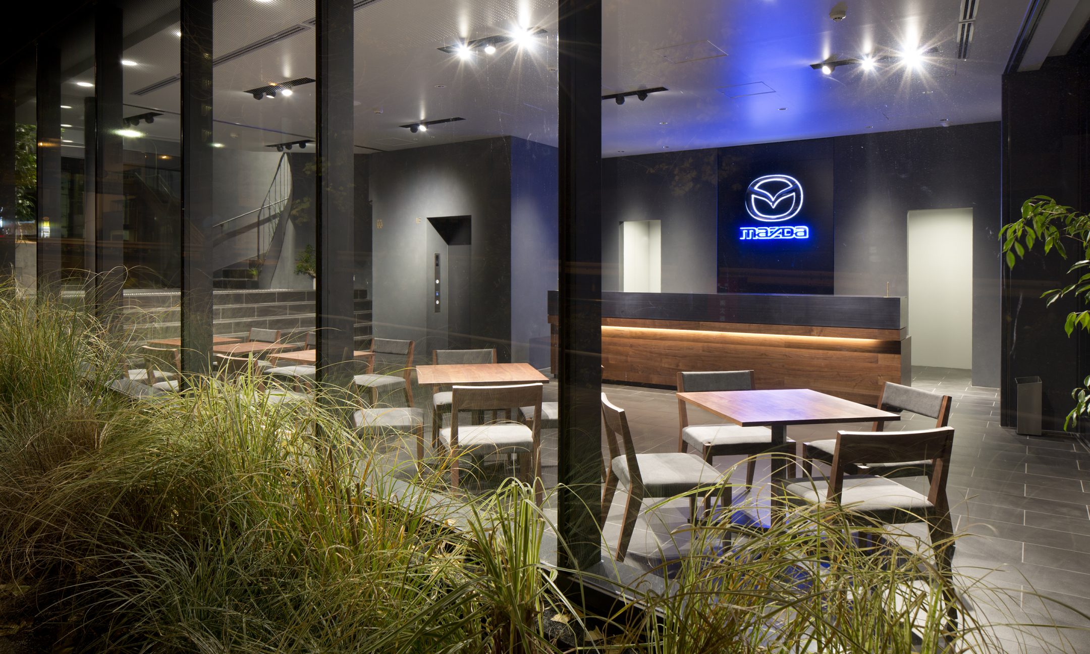 Mazda Showroom in MEGURO HIMONYA | SUPPOSE DESIGN OFFICE